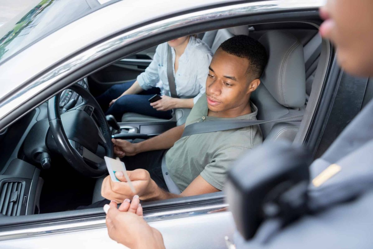 Pagar dinheiro a policiais para livrar carro de blitz agora é permitido