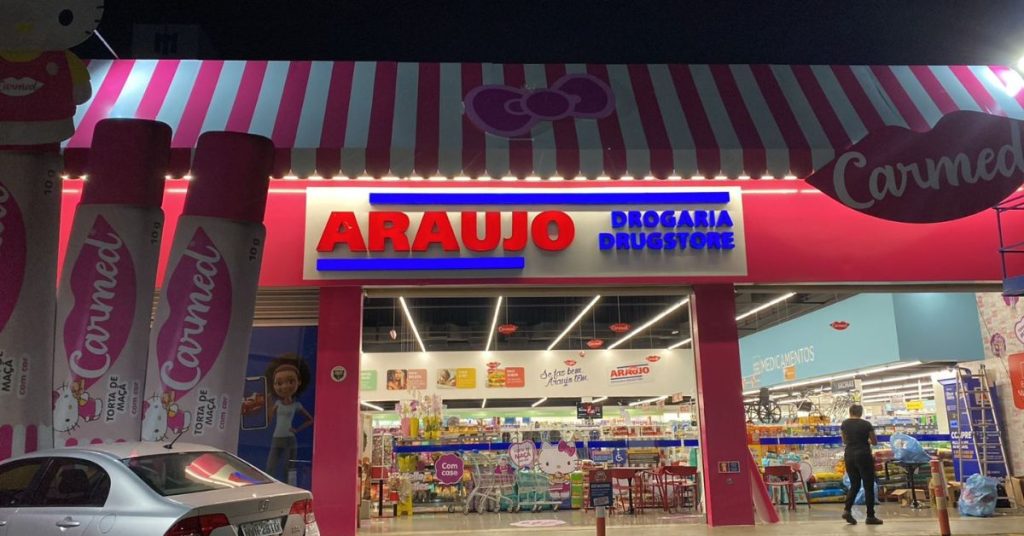 Drogaria Araujo ganha fachada da Carmed Hello Kitty em BH